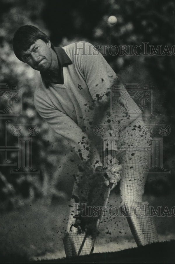 1983 Press Photo Don Pooley Hits Golf Ball Out of Trap at Tuckaway ...