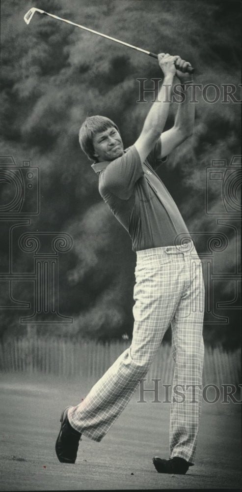 1983 Press Photo Golfer Don Pooley Hits Shot at Greater Milwaukee Open ...