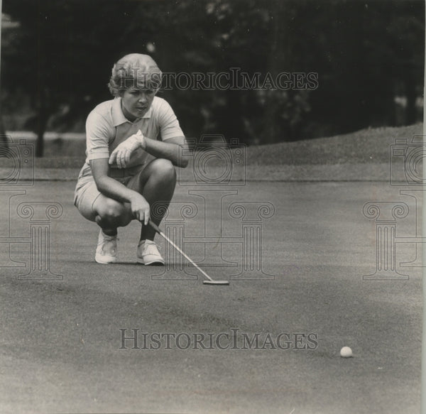1962 Press Photo Professional Golfer Barbara Romack Carefully Lines Up ...