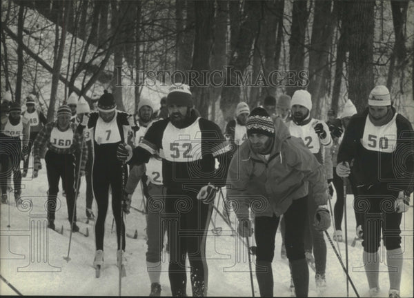 1985 Press Photo Cross-country skiers at start of the Baraboo Range ...