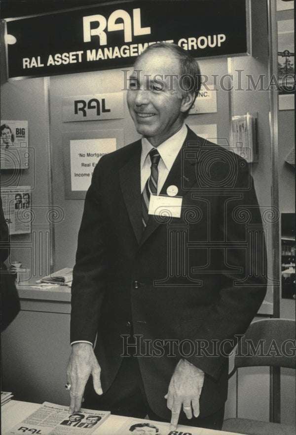 1984 Press Photo Bart Starr, at RAL Asset Management Group booth ...
