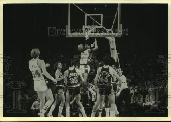 1979 Press Photo Bucks basketball's Marques Johnson dunks ball during ...