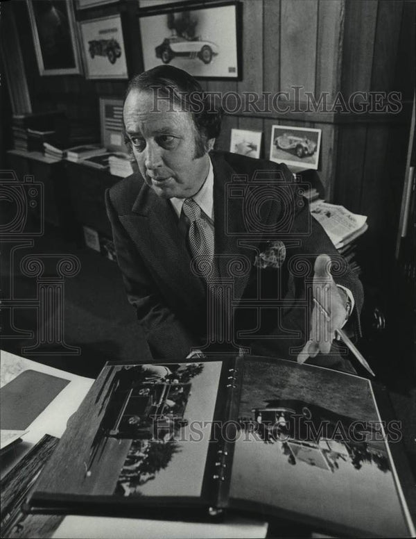 1974 Press Photo Industrial Designer Brooks Stevens shows his work ...