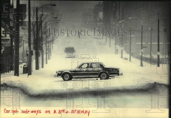 1985 Press Photo A driver skids sideways during a snowstorm in ...