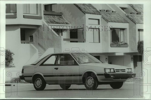 1986 Press Photo Subaru two-door hatchback parked in front of townhomes ...