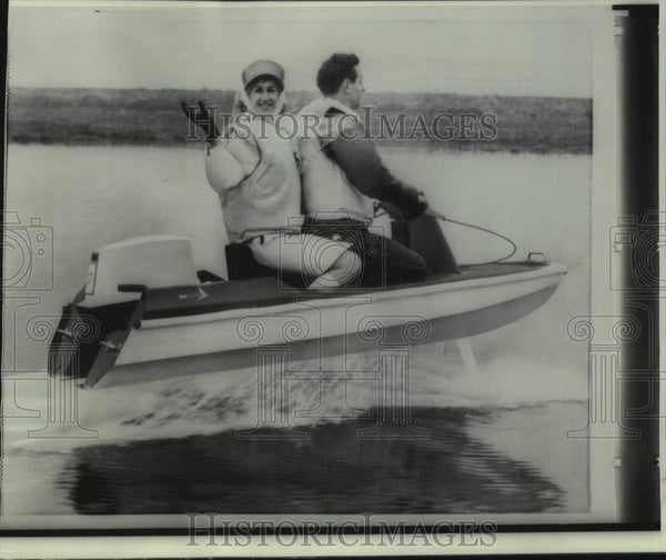 1987 Press Photo Peter Nott and Miss Rene Bennet ride hydrofoil boat in ...
