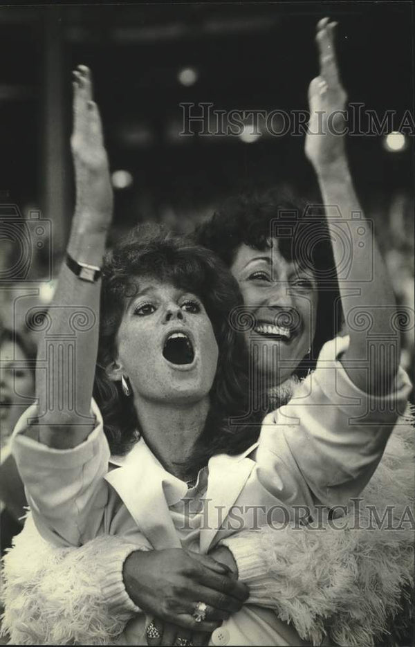 1982 Press Photo Linda Molitor cheers her husband Paul Molitor after ...