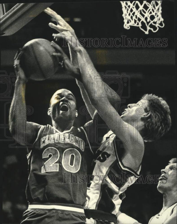 1990 Press Photo Cavaliers basketball's Winston Bennett vs. Bucks' Brad ...