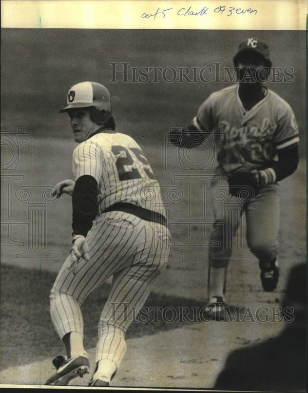 1984 Press Photo Brewers' Bobby Clark gets trapped in a run down by ...