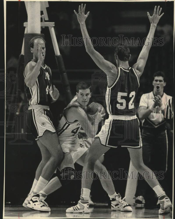 1988 Press Photo Marquette's John Leurck looks for room to play ...