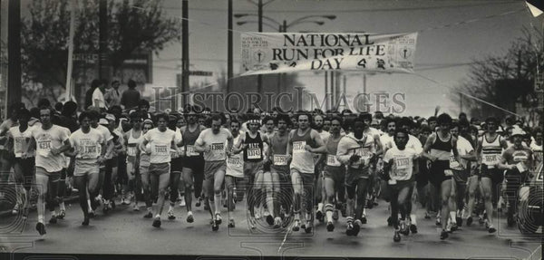 1979 Press Photo Curb to curb runners at start of "Run for Life" at ...
