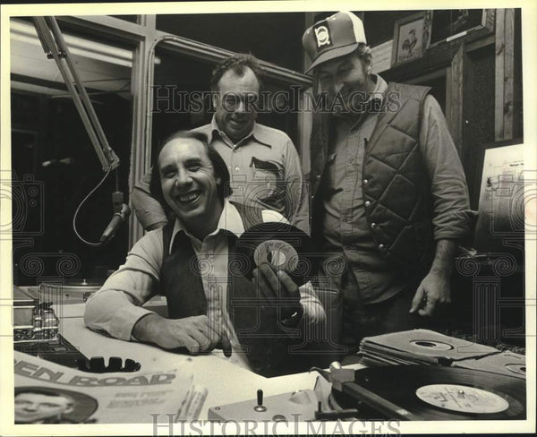 1979 Press Photo Disc jockey John Trimble enjoyed a visit from fans of ...