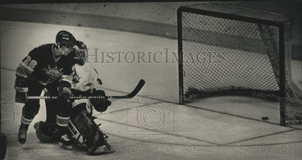1988 Press Photo Shane MacEachern slips puck past Milwaukee Frank ...