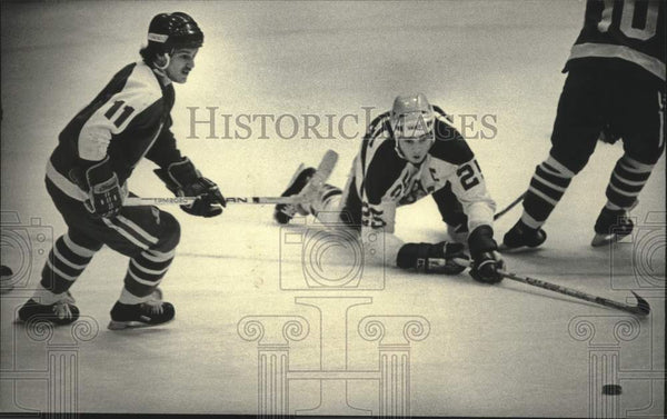 1985 Press Photo Brent Jarrett and Admirals' Florent Robidoux went for ...