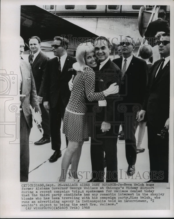 1968 Press Photo JaNeen Welch hugs former Gov George Wallace at Chicago ...