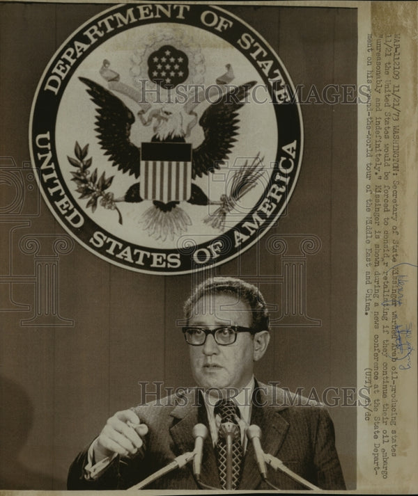 1973 Press Photo Henry Kissinger at news conference during tour of ...