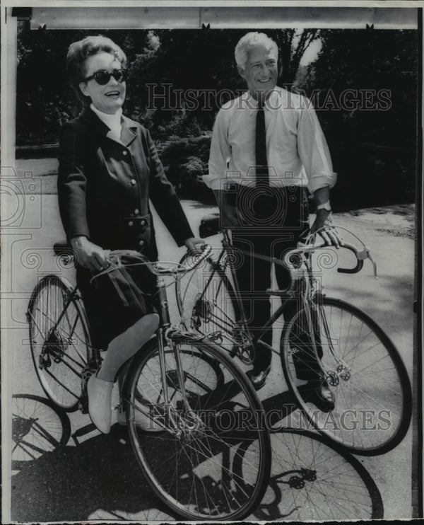 1966 Press Photo Governor Warren P. Knowles & his wife about to ride ...