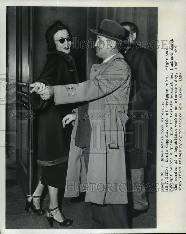 1971 Press Photo Doris Cappola brought before a grand jury to testify ...