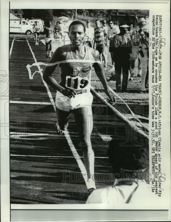 1971 Press Photo African Olympic gold medalist Kip Keino races in ...