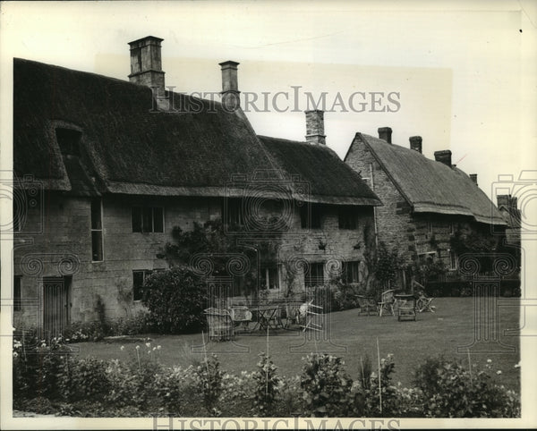 1938 Press Photo 15th century thatched cottages in Sulgrave Village ...