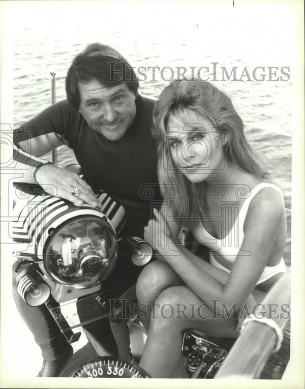 1985 Press Photo Director Al Giddings with Shawn Weatherly, filming "o ...