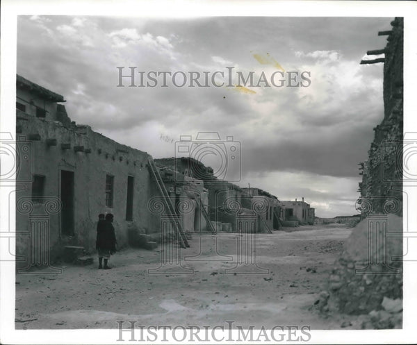 1987 Press Photo Dusty Street Scene in the Acoma Pueblo High Atop the ...