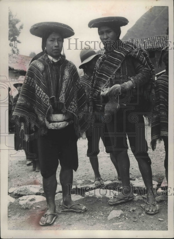 1983 Press Photo Peruvian Indians Wearing Typical Poncho, Hat of Cuzco ...
