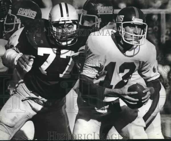 1981 Press Photo Packer Mike Butler Sacks Giants Quarterback Scott Bru ...