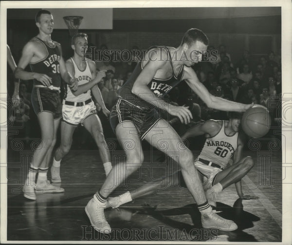 1954 Press Photo As Marquette's Terry Rand hits floor, Detroit takes ...