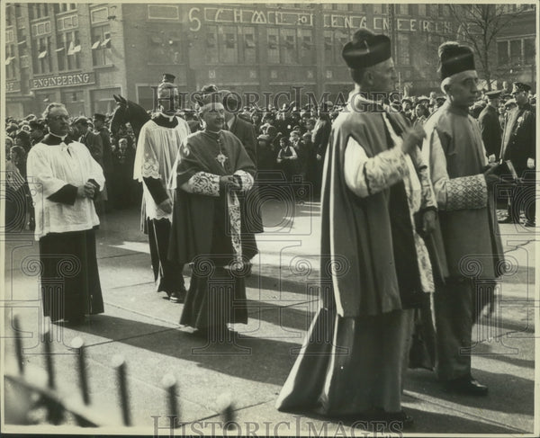 1933 Press Photo Archbishop Samuel A Stritch - enthronement - mjx50456 ...