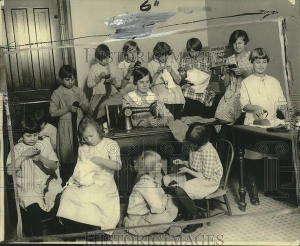 1925 Press Photo Girls Mending Clothes at Milwaukee Orphans' Asylum ...