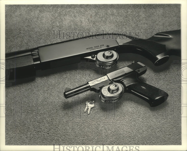 1989 Press Photo Milwaukee's Master Lock's gunlock device to keep guns ...