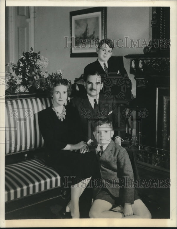 1944 Press Photo Governor Thomas E. Dewey of New York strikes a family ...