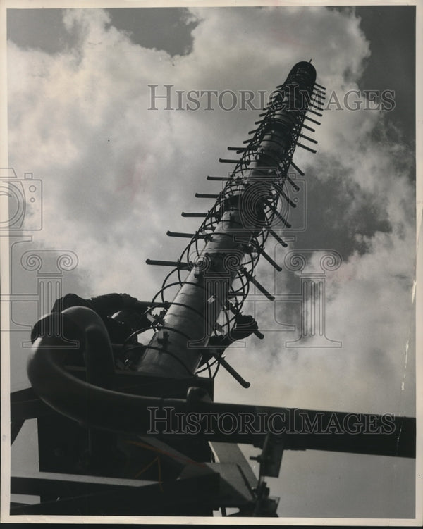 1951 Press Photo New type of television antenna to boost frequencies ...