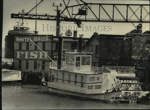 1975 Press Photo Paddlewheeler City of West Bend and fishing tug Oliver ...
