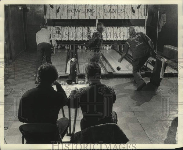 1977 Press Photo Bowling: Bowlers' let ' em roll - mjx68705 - Historic ...