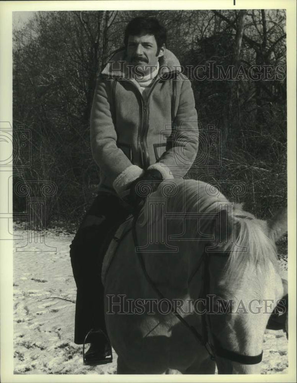 1976 Press Photo Actor Ron Leibman in "The Art of Crime" on NBC ...