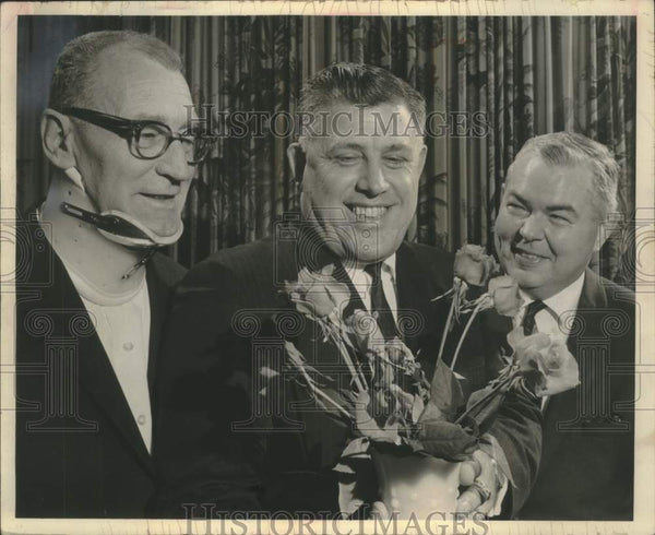 1962 Press Photo Wisconsin Coach Milt Bruhn honored at dinner club in ...