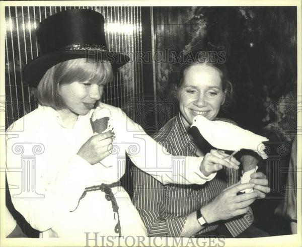 1979 Press Photo Liv Ullmann and daughter, Linn, at Unicef fundraiser ...