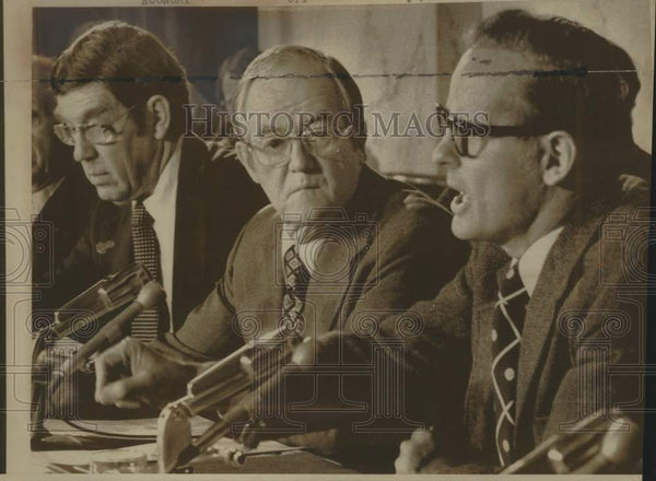 1976 Press Photo Senator Hubert Humphrey & others at a meeting ...