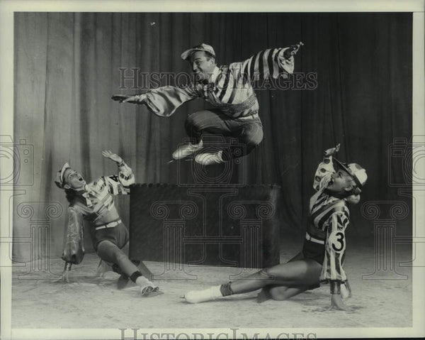 1952 Press Photo Speed champ Leo Freisinger jumps at Holiday on Ice ...