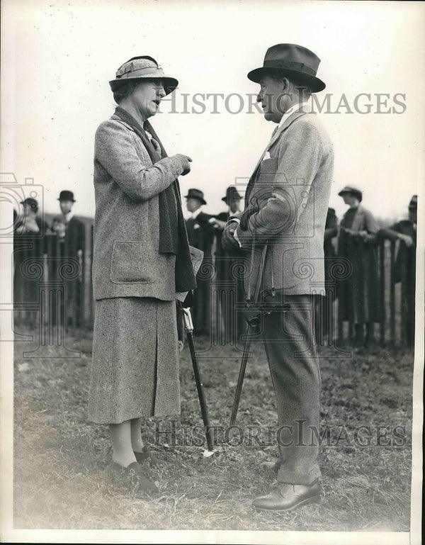 1935 Press Photo Mrs. W. Stewart and Benjamin Behr at horse race ...