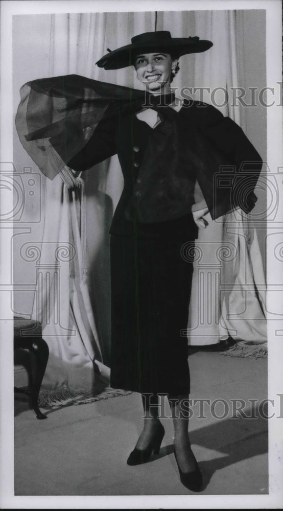 1954 Press Photo Countess De Quitanilla modesls Spanish fashioin by ...