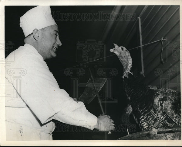 1936 Press Photo A chef & a turkey he will prepare for Thanksgiving ...