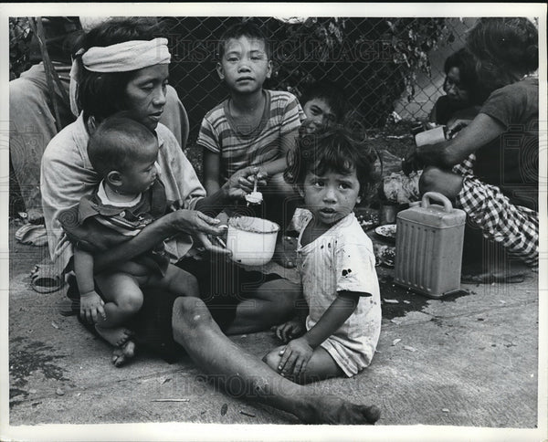 1970 Press Photo Poor Filipino Family Lives In Manila's Poverty Section ...