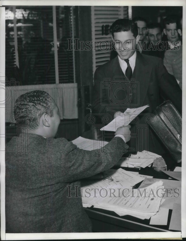 1941 Press Photo Attorney Joe Orloff Wins Fight to Join Army, Clerk C.S ...