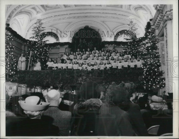 1946 Press Photo SanFrancisco Bank features 165 Carolers for Christmas ...