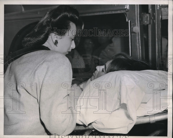 1946 Press Photo Rhoda Wenger gave birth to her daughter while in a ...
