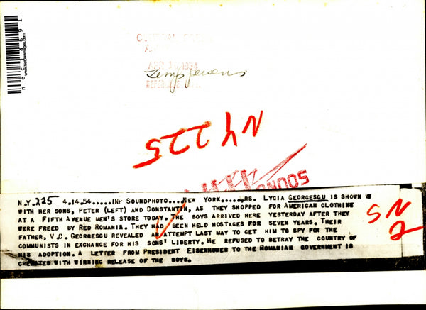 1954 Press Photo Georgescu Family Shops After Release From Red ...