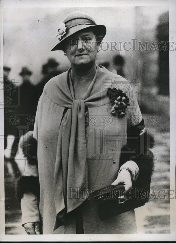 1934 Press Photo Mrs M Whittaker, leaving Buckingham Palace, London ...